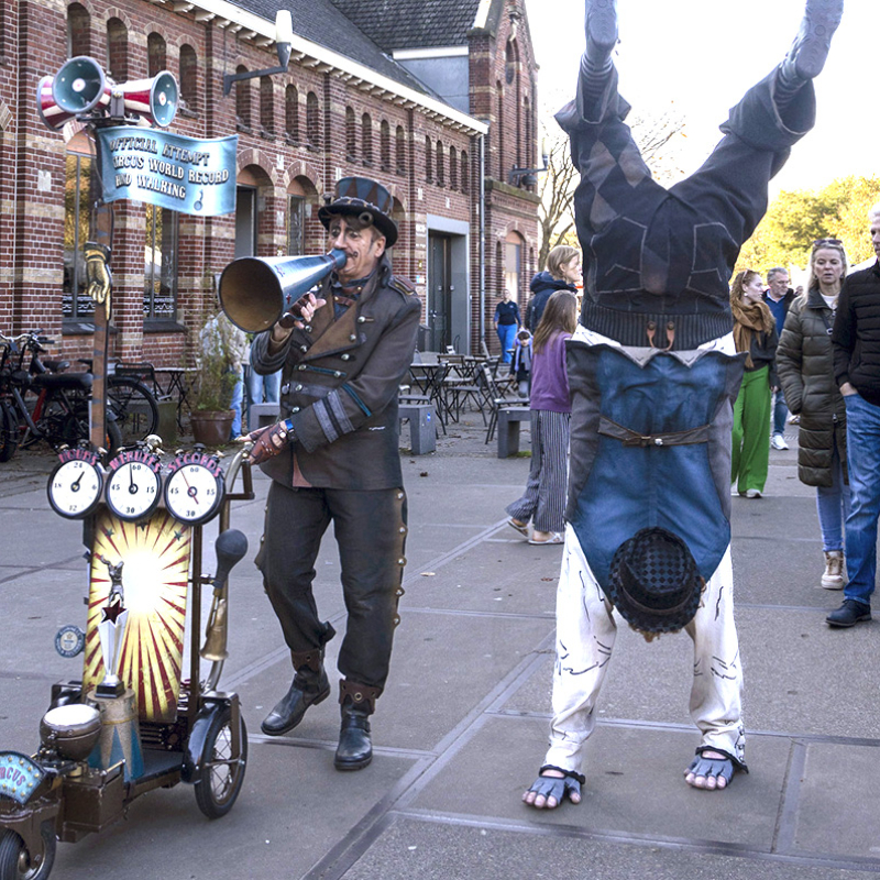 Circus walk act: 'The Amazing Handwalker' | Straatanimatie